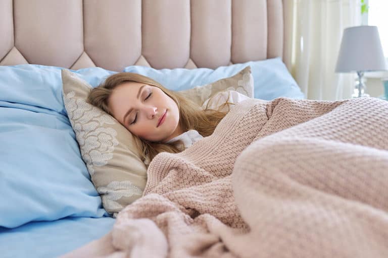 Sleep lines: saiba tudo sobre as temidas rugas do sono